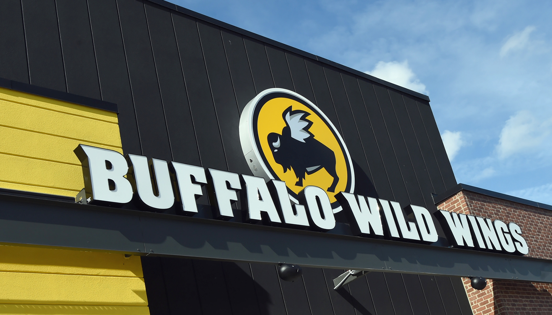Rat Falls From Ceiling on Diner’s Table at Buffalo Wild Wings With ...