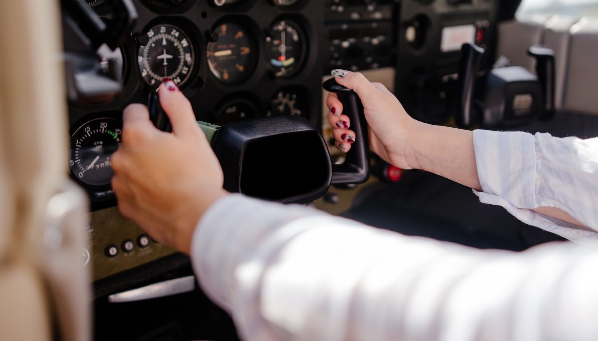 Mother and Daughter Pilots for Delta Go Viral After Photo of Them ...