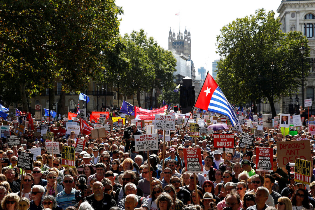 Thousands Protest British PM Johnson’s Move to Suspend Parliament | The ...