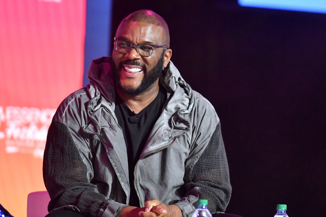 Actor Tyler Perry Uses His Seaplane to Deliver on Promise of Helping ...