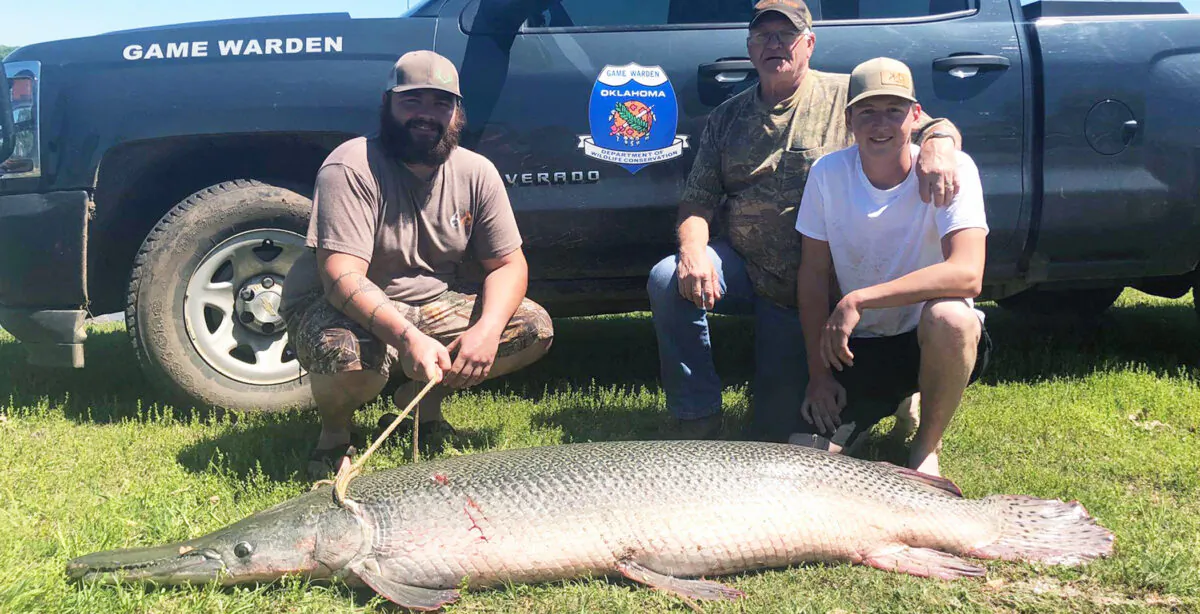 Angler Catches 170-pound Prehistoric Fish With Alligator-looking Snout ...