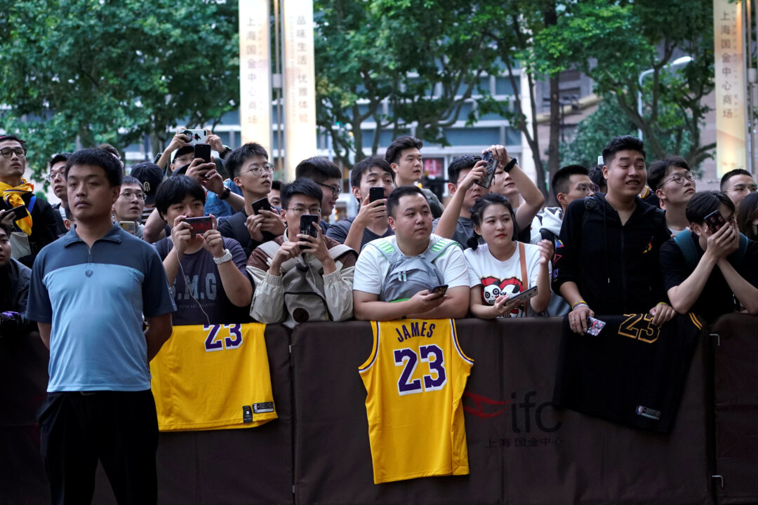 Excited Chinese Fans Cheer NBA Game Despite Row Over Hong Kong Tweet ...