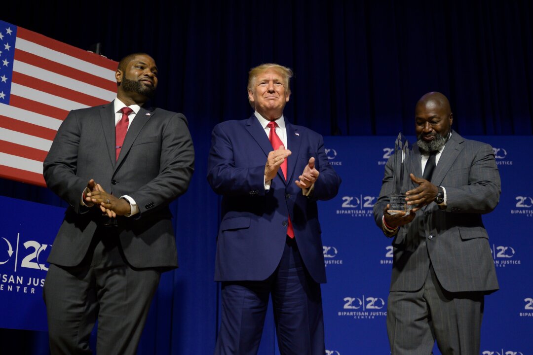 President Donald Trump Awarded Bipartisan Justice Award for First Step ...
