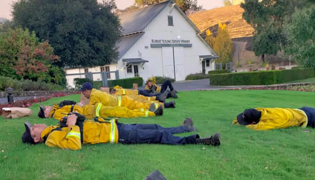 Harrowing Photos Reveal Heroic Firefighters Battling 2019 California ...