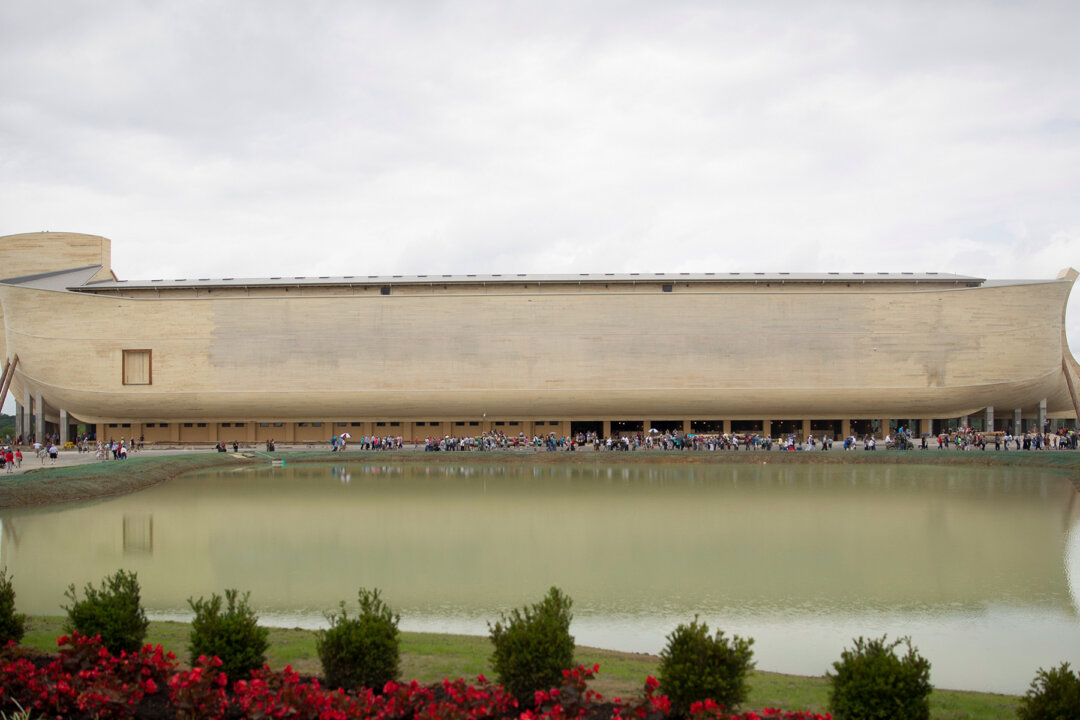 10-Story, Life-Size Replica of Noah’s Ark Makes Bible Story Believable ...