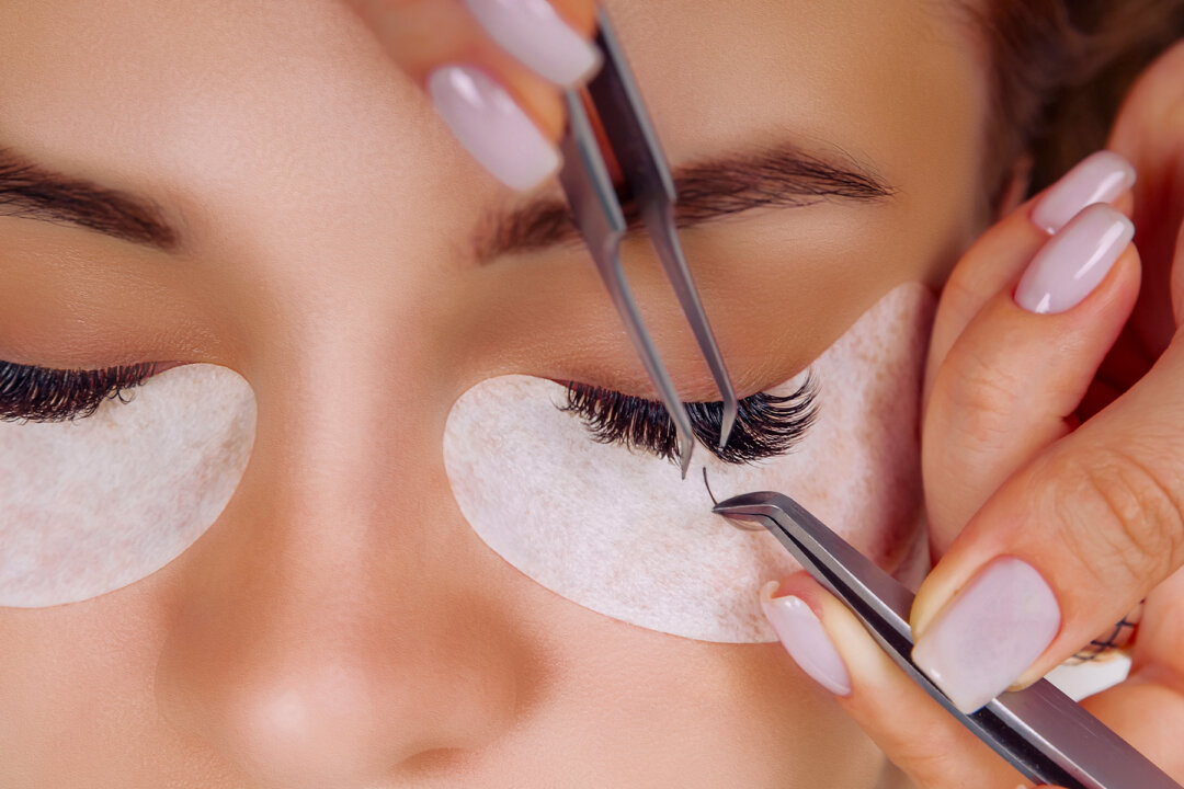Unclean Eyelash Extensions May Cause ‘Lash Lice’ Infestation, Doctors ...