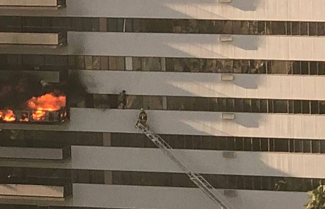 Fire Rips Through Downtown LA Building, 8 Injured | The Epoch Times