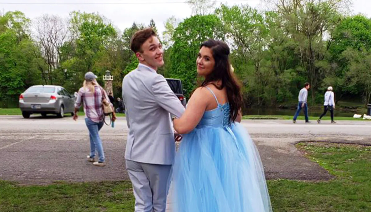 Teen Makes Prom Gown From Scratch for Best Friend Who Can’t Afford ...