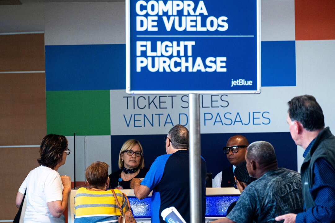 JetBlue Requiring Passengers to Wear Masks on Flights | The Epoch Times
