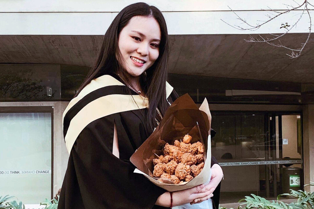 University Student Celebrates Graduation With Bouquet of KFC Fried ...