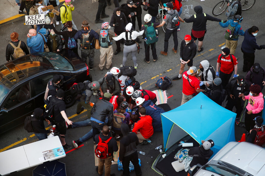 Seattle Driver Shoots Protester as Crowd Swarms His Car | The Epoch Times