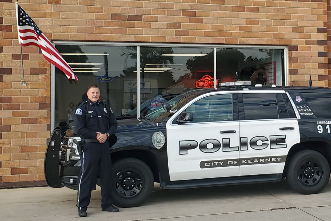 Nebraska Cop Caught on Camera Fixing Fallen American Flag Outside Auto ...