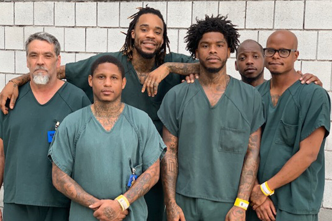 Georgia Prison Inmates Praised for Helping Rescue a Deputy Who Had a ...