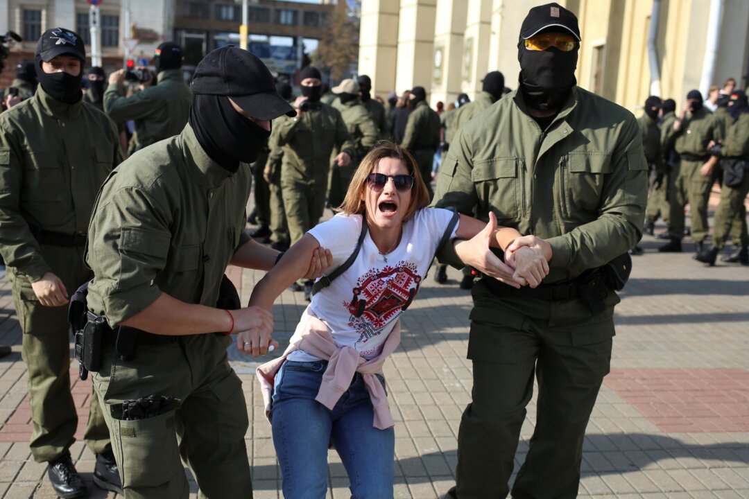 Belarus Police Detain Dozens as Crowds Chant Against Lukashenko | The ...