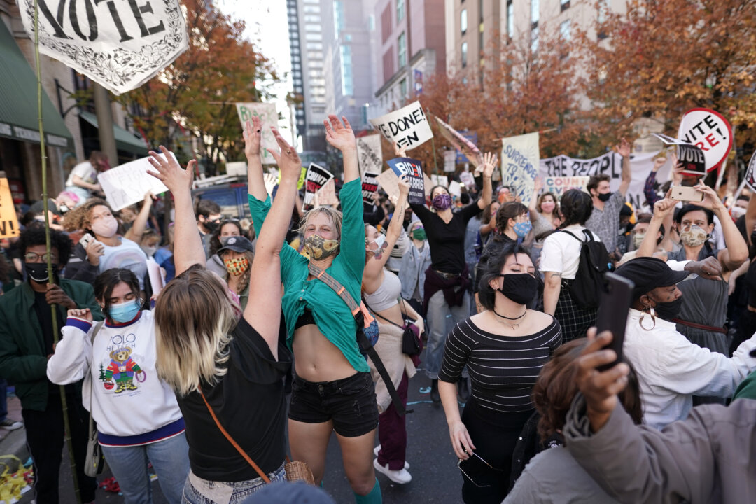 Opposing Sides Protest in Philadelphia | The Epoch Times