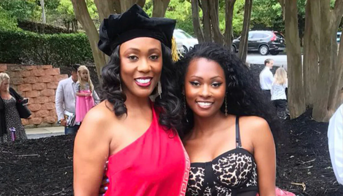 Daughter Posts Proud Tweet of Her Single Mom Graduating as a Doctor at ...
