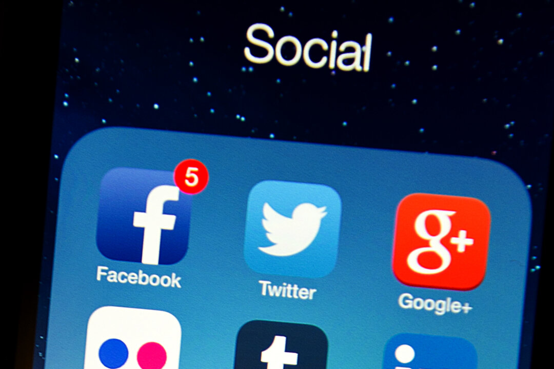 Kicking the Social Media Fixation Habit | The Epoch Times