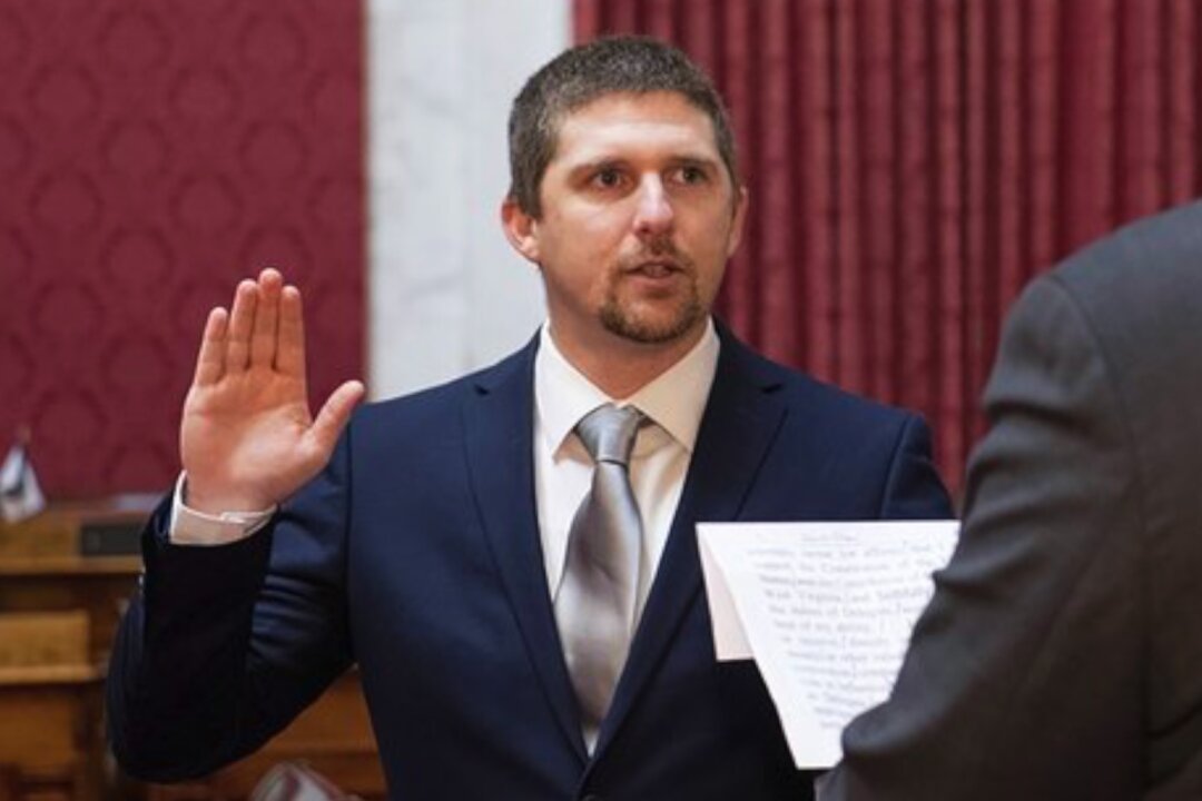 Former Lawmaker Convicted After Entering Capitol on Jan. 6 Now Running ...