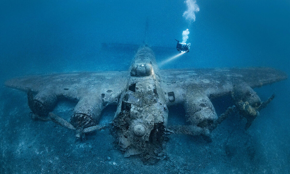 Diver Captures Stunning Photos of WWII ‘Flying Fortress’ Wreck on the ...