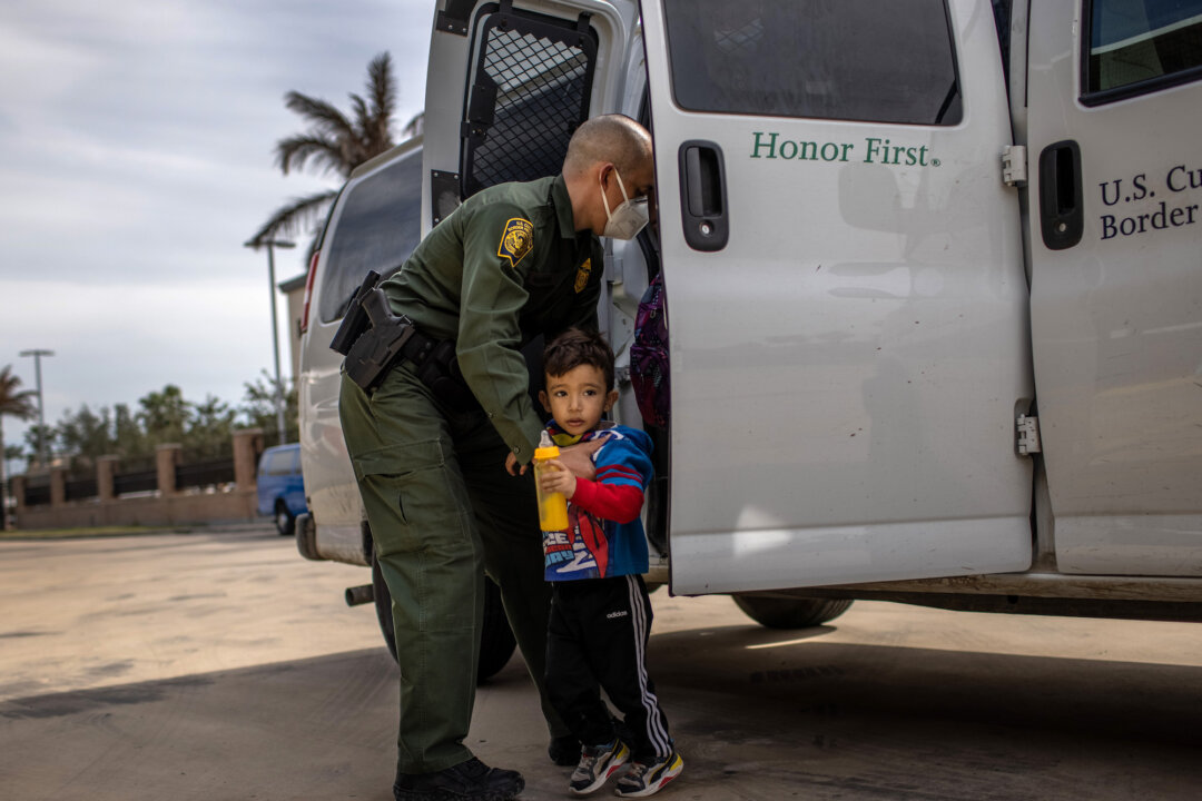 Mexican Drug Cartels Use Children as Decoys to Smuggle Criminals Into ...