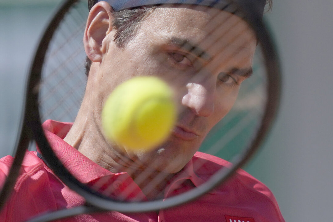Le Grand Retour: Federer Wins Return to Paris, Slam Action | The Epoch ...