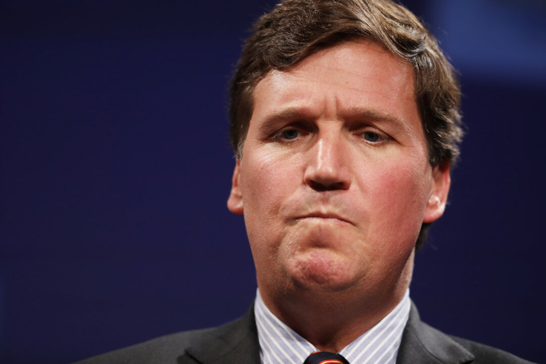 Newsmax, OAN Eye Tucker Carlson After Fox Exit | The Epoch Times