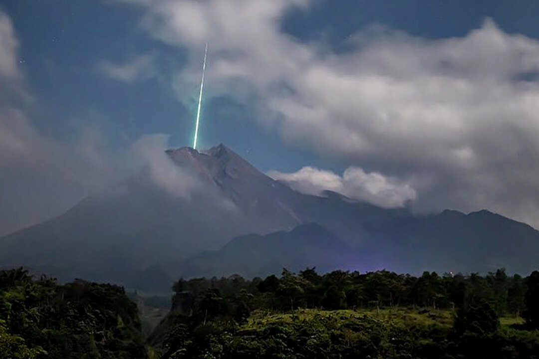 Photographer Captures the Moment a Meteor Appears to Shoot Into Mouth ...