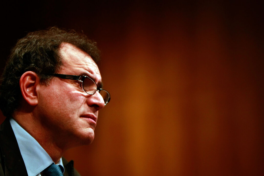 Economist Nouriel Roubini Warns of Growing Risk of Stagflationary ...