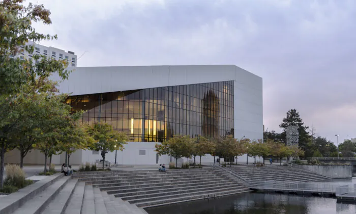 Interior Designer Says Shen Yun Is ‘True Art’