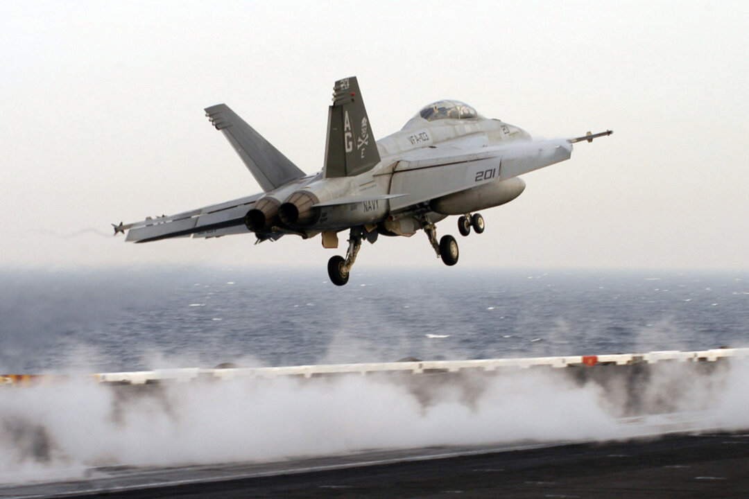 Navy Jet Crashes in Death Valley, Pilot Ejects Safely | The Epoch Times