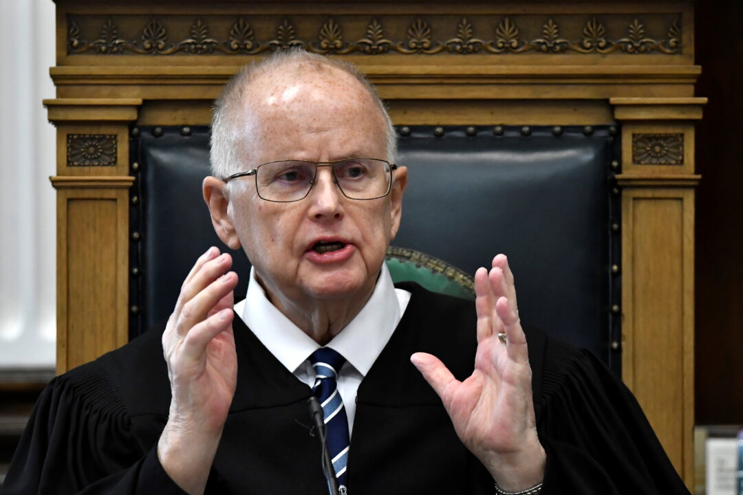 Judge Warns Jurors in Rittenhouse Trial Against Relying on Media, Says ...