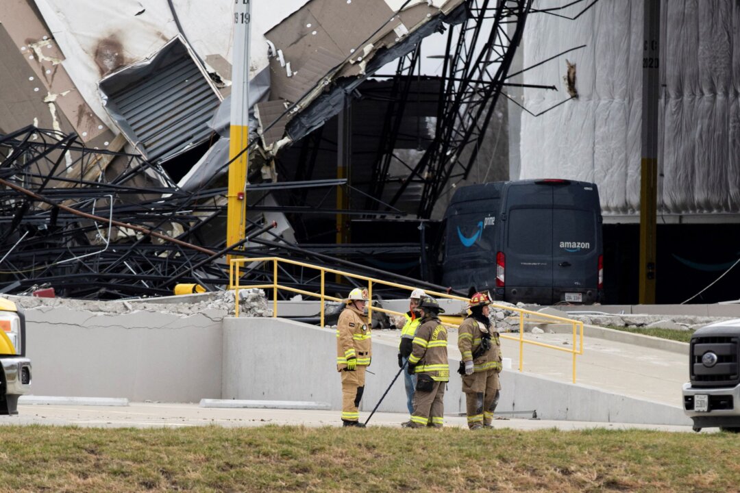 2 Confirmed Dead as Rescuers Search for Workers Trapped in Amazon ...