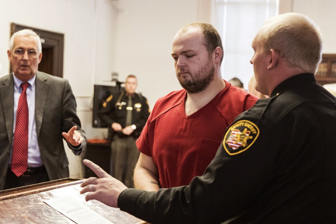 Massacre Defendant to Wear Electronic Stun Vest | The Epoch Times