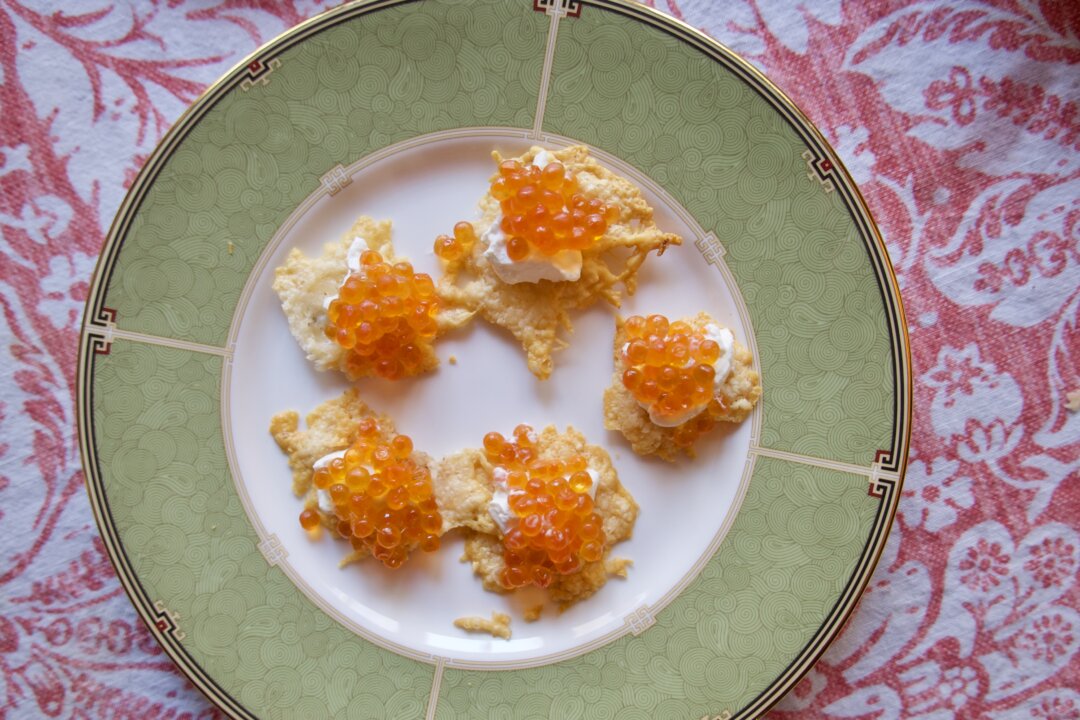 Parmesan Crisps With Salmon Caviar | The Epoch Times