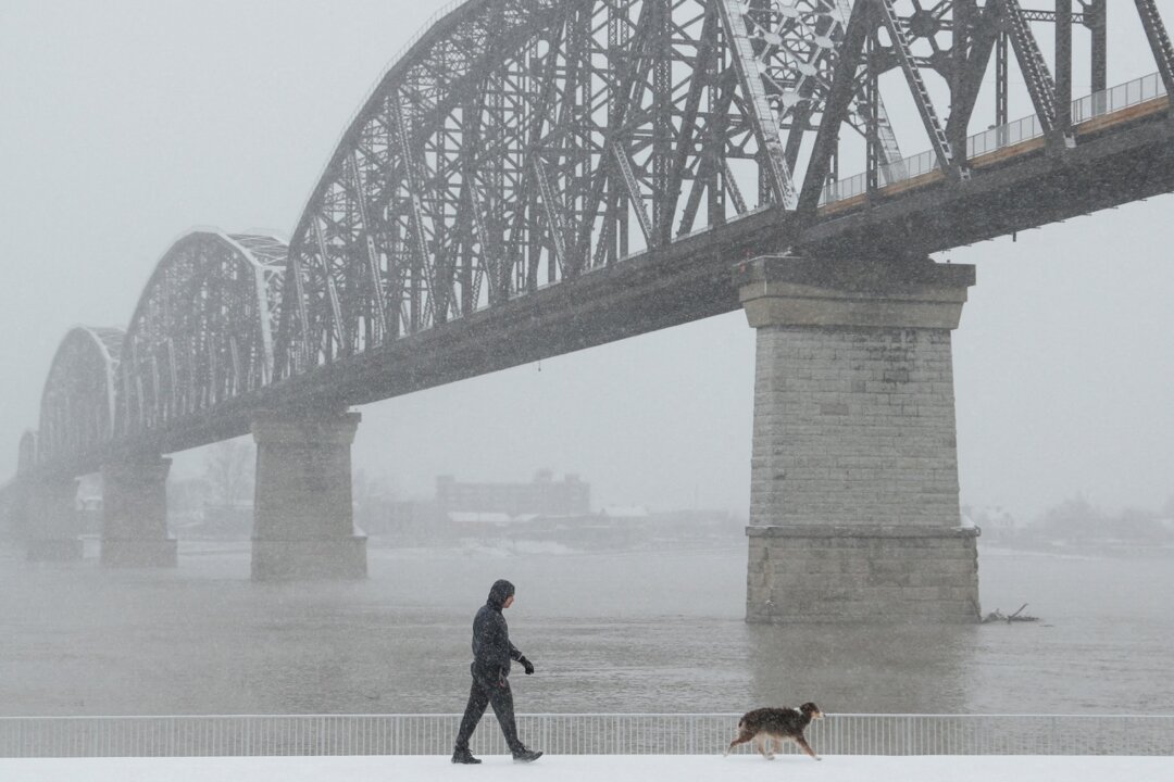 Barge Containing 1,400 Tons of Methanol Gets Stuck in Ohio River | The ...