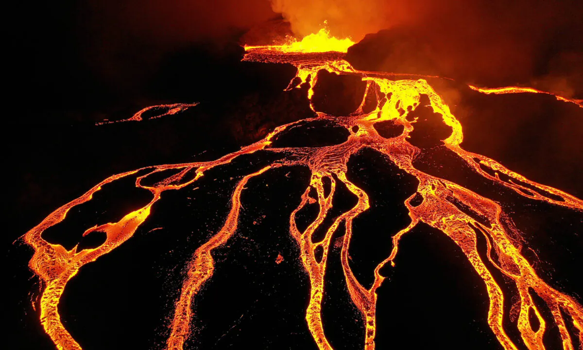 Photographer Captures Icelandic Volcano Erupting for the First Time in ...