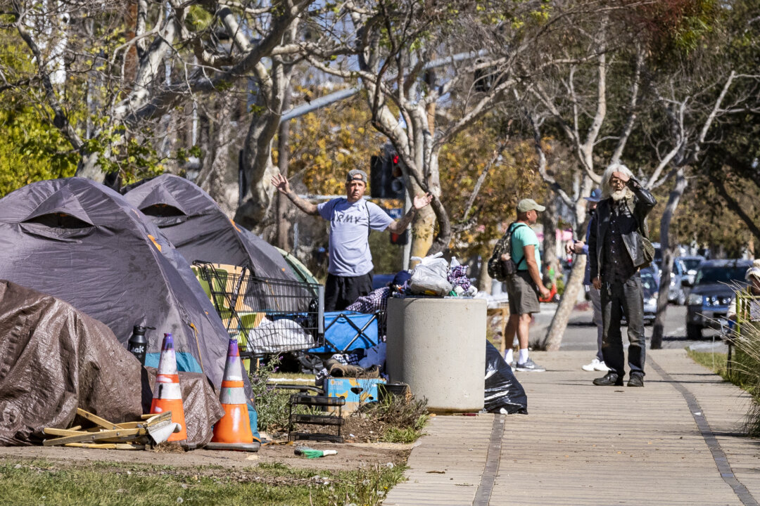 Homeless Encampment Pops Up Across From Venice Library | The Epoch Times