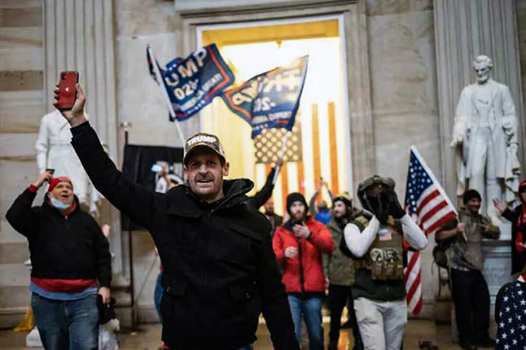 Man Who Helped Breach the East Rotunda Entrance to the Capitol Gets 90 ...