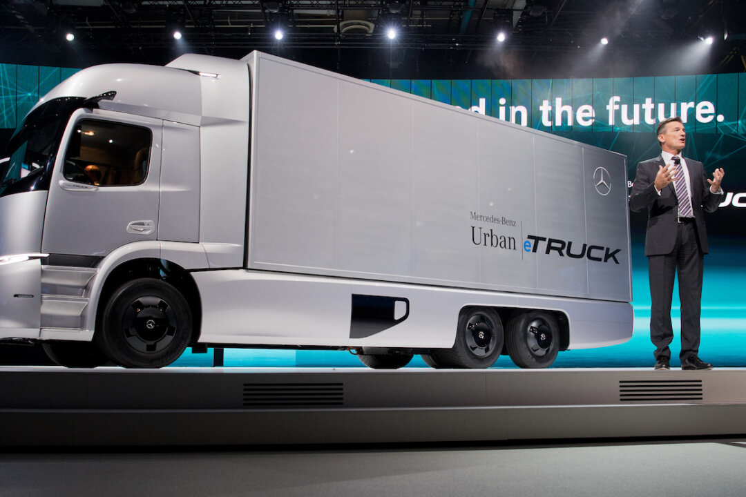 US Commits to 100 Percent Zero-Emission Truck and Bus Sales by 2040 ...