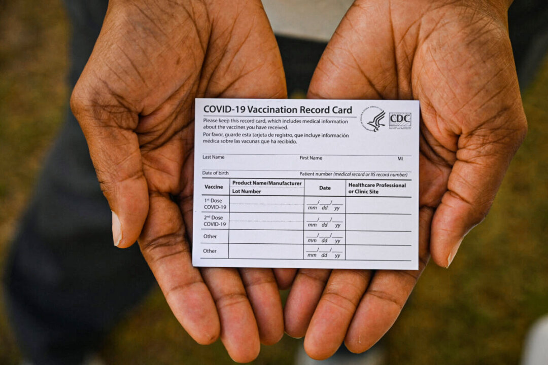 CDC Ends COVID-19 Vaccination Cards | The Epoch Times