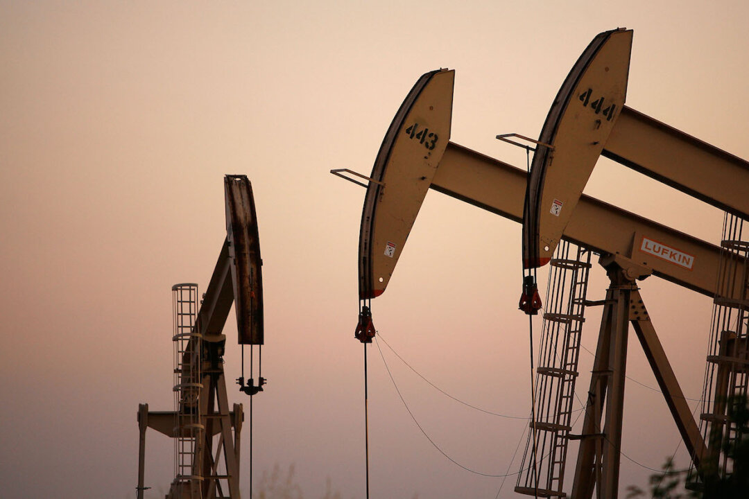 Alabama Oil Rig With ‘Potentially Hazardous Materials’ on Board Catches ...