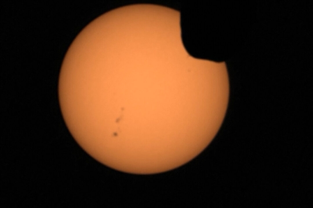 Mars Rover Captures Mars Moon Eclipsing Sun | The Epoch Times