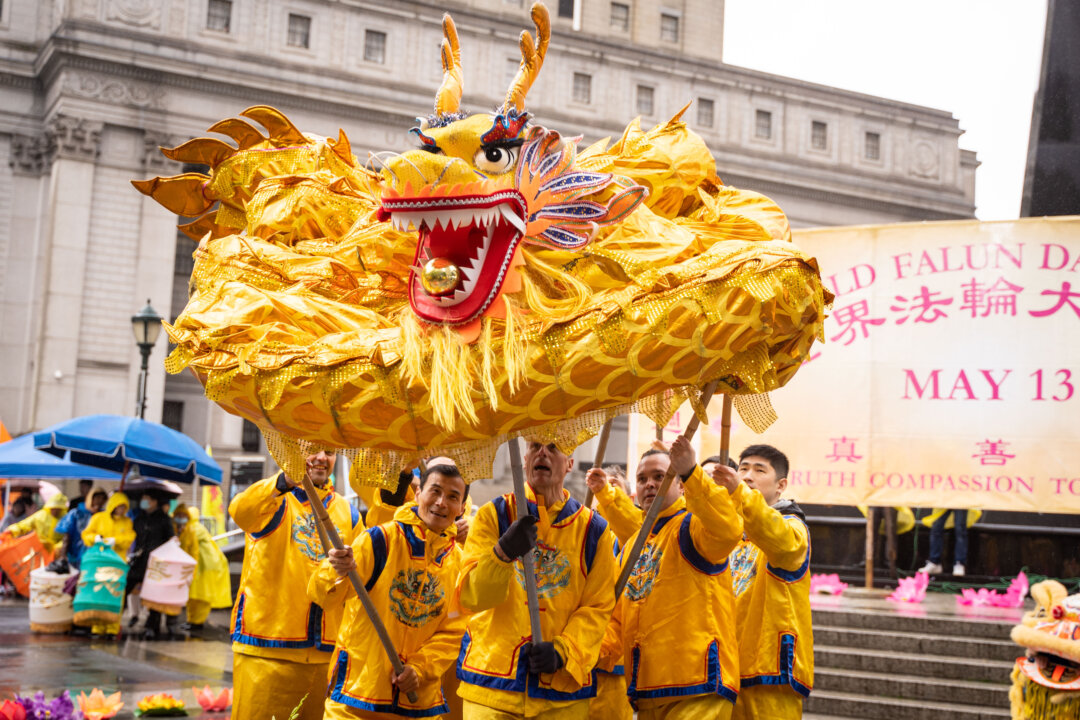 Hundreds of New Yorkers Brave Rain to Mark World Falun Dafa Day | The ...