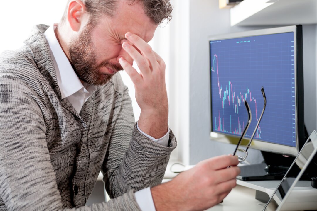 Stock Market Slump Threatens Americans’ Retirement Plans | The Epoch Times