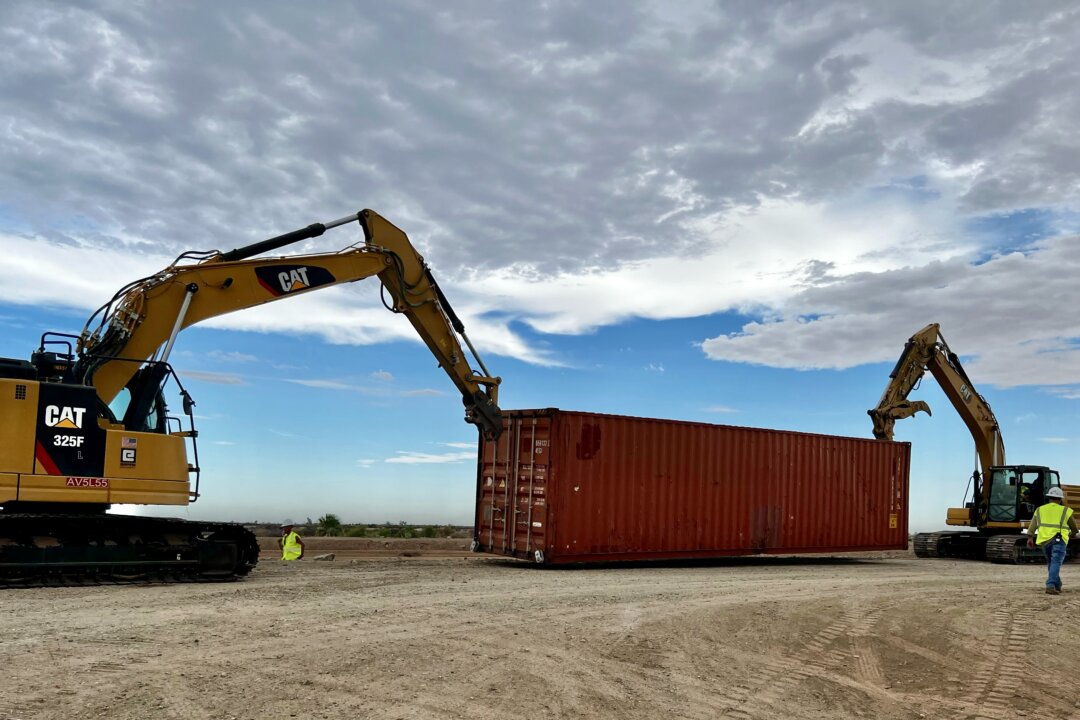 Arizona ‘Has Had Enough,’ Starts Stacking Shipping Containers in Border ...