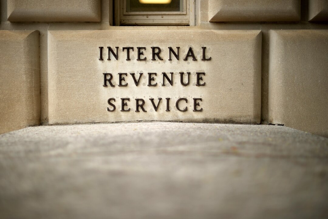 IRS Employee Count Reaches Decade-High 90,000 Employees | The Epoch Times