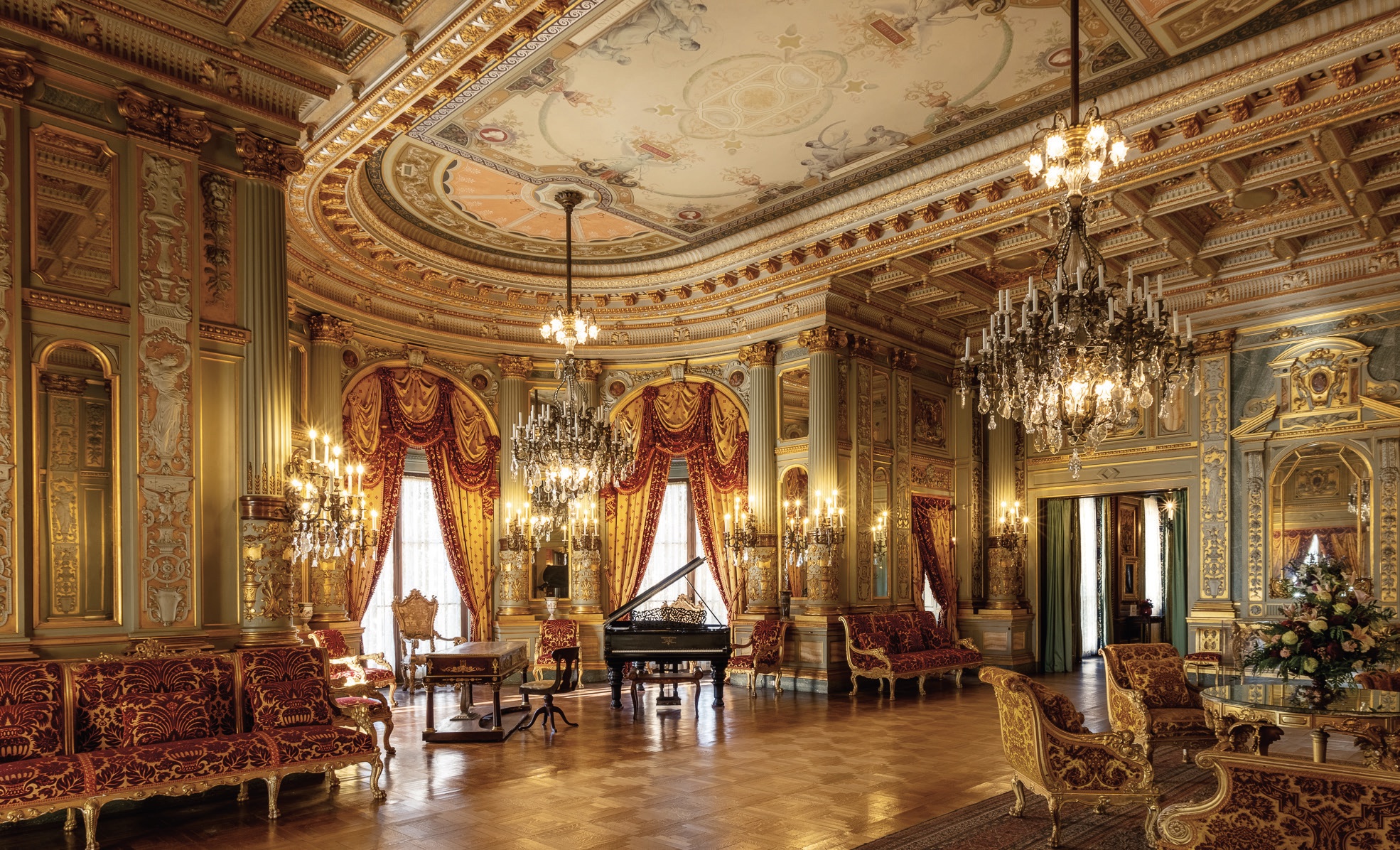 The Breakers in Newport, Rhode Island: A Grand Tour of the Vanderbilts ...