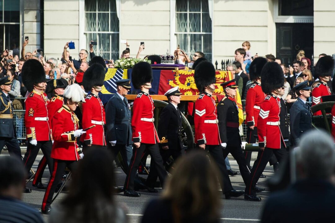Queue Builds as up to 400,000 Expected for Queen’s Lying in State | The ...