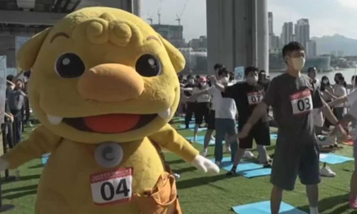 Space-Out Competition Draws South Koreans Ready to Zone Out