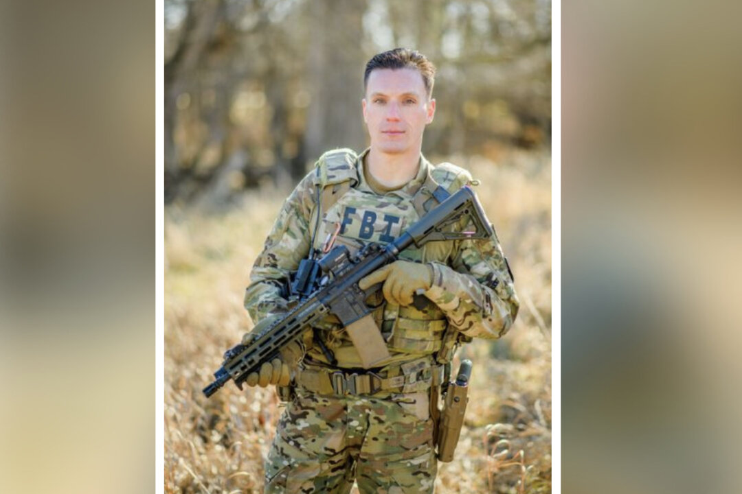 Dozens of Ex-FBI Agents Back Whistleblower Who Accused Agency of ...